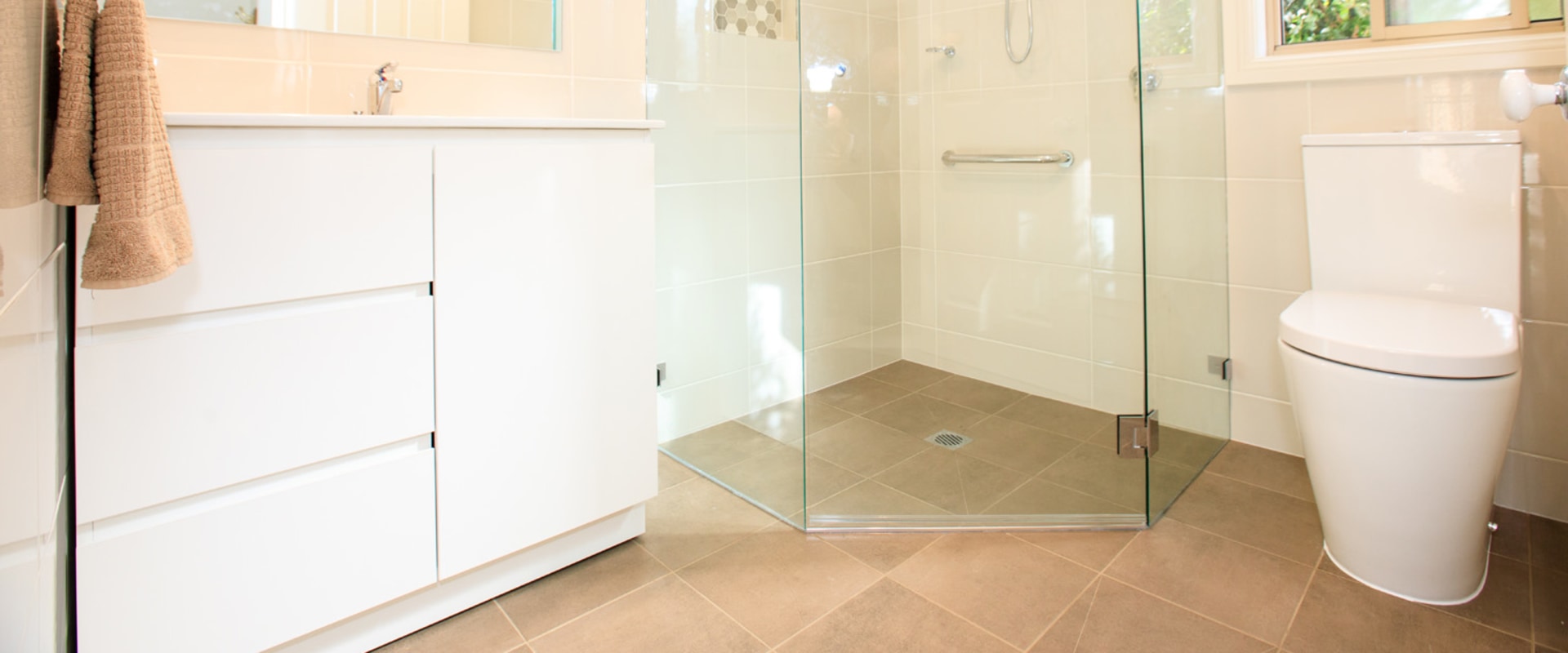 Choosing the Right Bathroom Layout Colors for Your Home